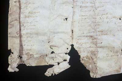 Lettre d’indulgence sur parchemin, pliée plusieurs fois, endommagée par ...