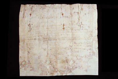 Lettre d’indulgence sur parchemin, pliée plusieurs fois, endommagée par ...
